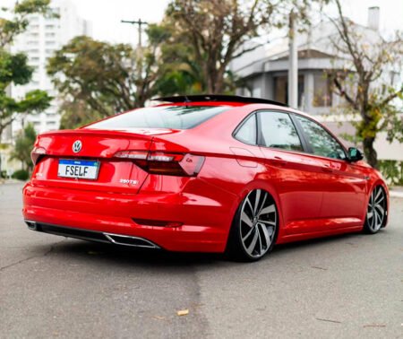 VW Jetta R-Line rebaixado rodas aro 20 - Only Cars