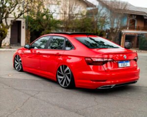 VW Jetta R-Line rebaixado rodas aro 20 - Only Cars
